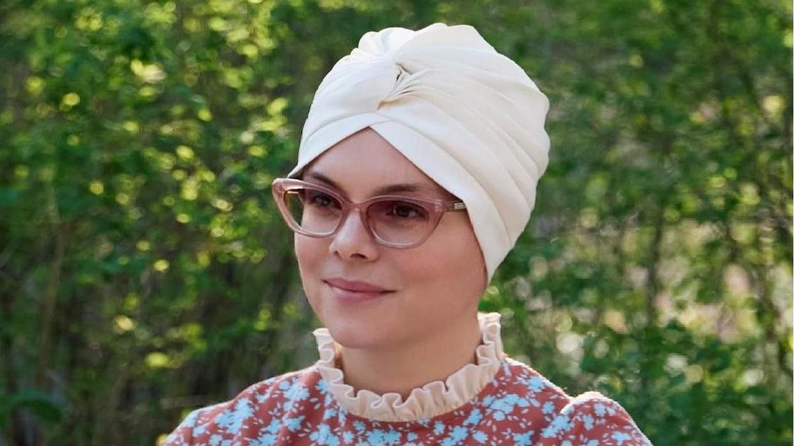 Ярко-розовый берет, лосины, клетчатый костюм: Татьяна Брухунова продолжает удивлять ...