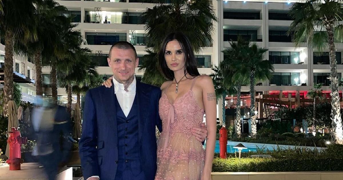 Избавляется от подарка Павла Мамаева: Алана продает кутюрное платье за 150 тысяч | StarHit (СтарХит)