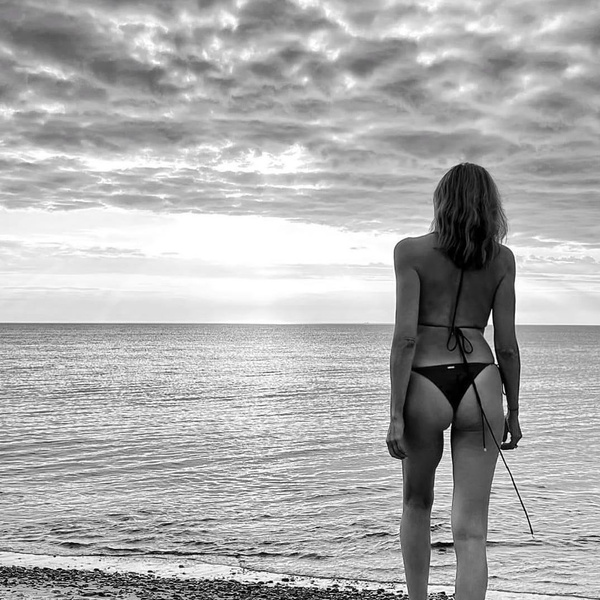 «Света-конфета»: муж 54-летней Бондарчук запечатлел ее в бикини после рождения сына | STARHIT