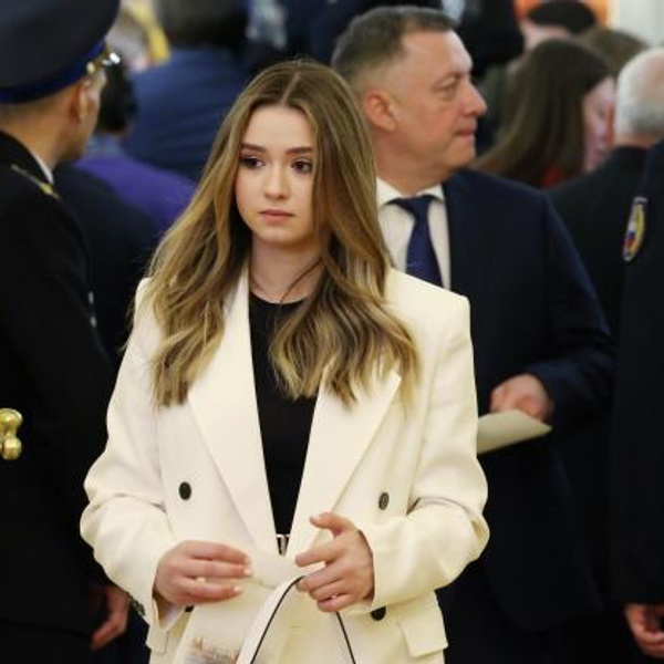 Кабаева рассуждает о спорте, SHAMAN поет гимн, а Пахмутова обнимается с Путиным: звезды на ...