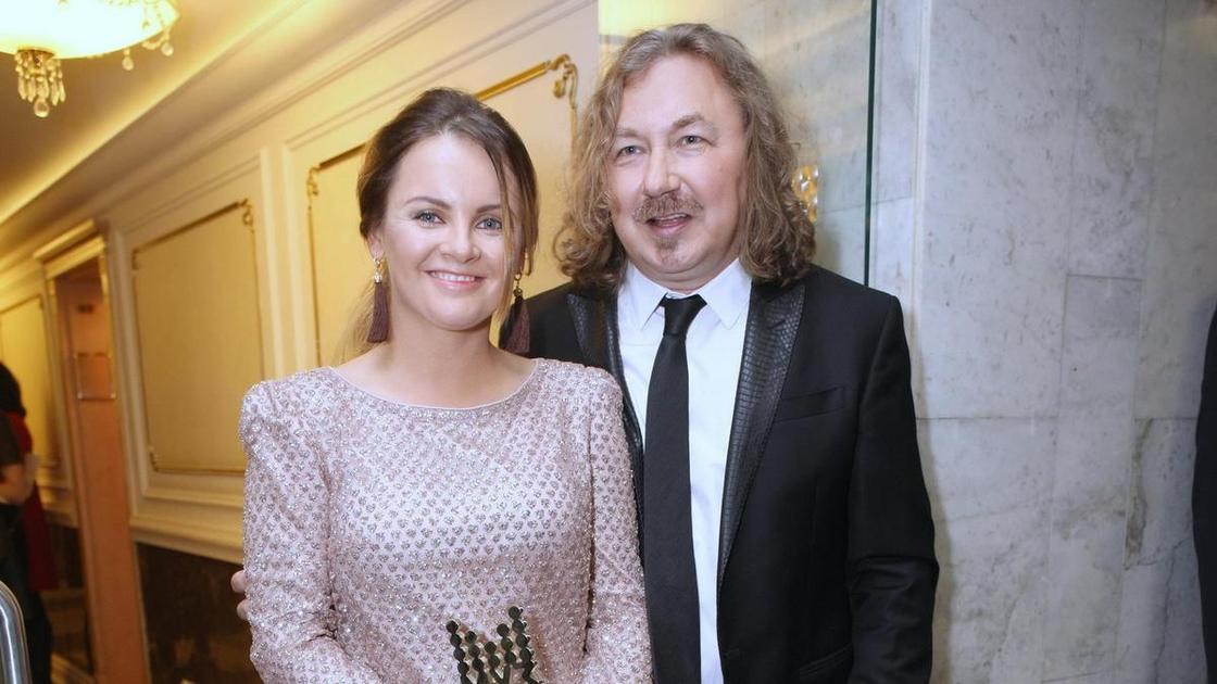 Младшая дочь Игоря Николаева раскрыла тайны родителей: «Без ссор они не могут. Но тарелки еще ...