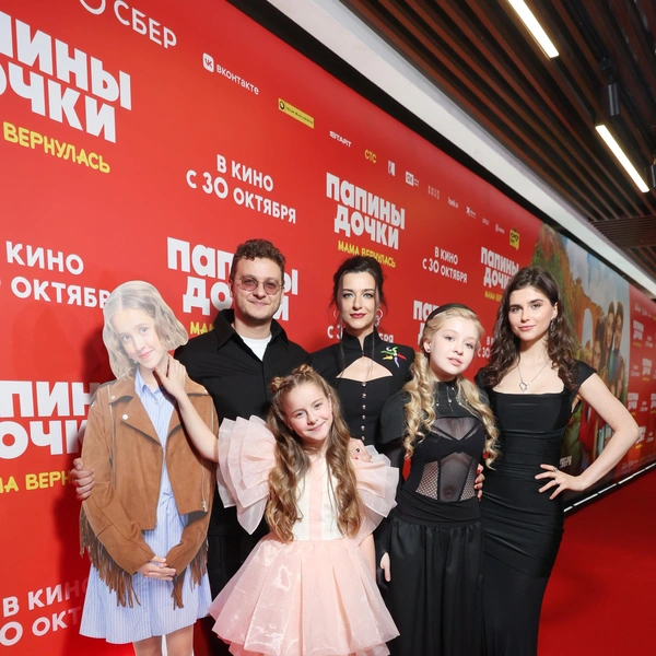 Сиваева и Бледный обнимали экранных детей, Мельникова танцевала в забавном образе: премьера ...