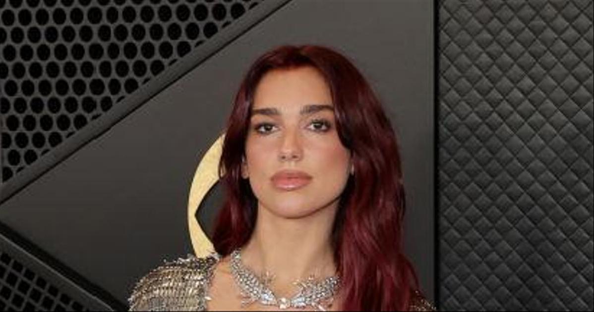 Майли Сайрус прикрылась цепями, Дуа Липа ослепила доспехами, Кайли Миноуг прыгала в халате ...