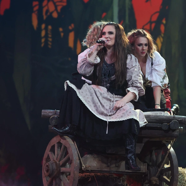 Самбурская в мини, Долина обтянула фигуру, Гришаева с глубокими разрезами: образы звезд в «Трех ...