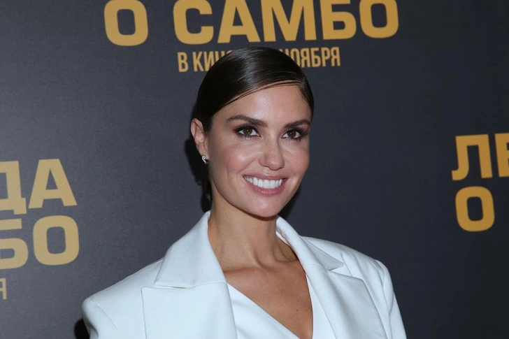 Беременная Агата Муцениеце вышла на сцену кабаре-шоу в платье с глубоким вырезом | StarHit (СтарХит)