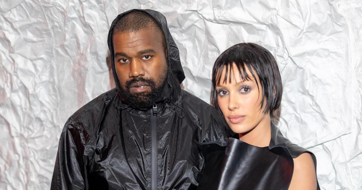 Скотч на груди, лосины, натянутые на плечи, «голые» плащи: самые фриковатые образы жены Канье ...