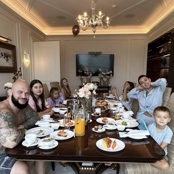 Вечеринка в стиле Tiffany, именинница с кричащим макияжем: гламурное 12-летие дочери Самойловой ...