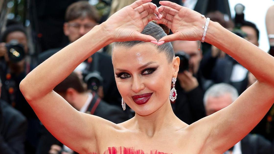 Виктория Боня шокировала гостей Венецианского кинофестиваля: платье из сетки не скрыло нижнее ...