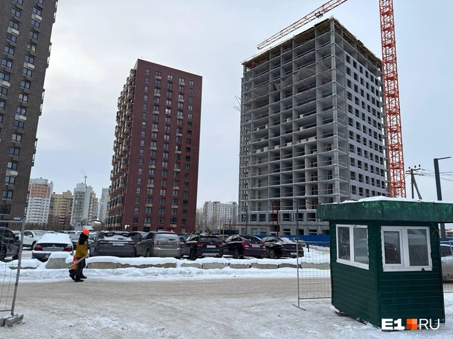 На Уктусе землю возле новостроек захватили под нелегальную парковку ...