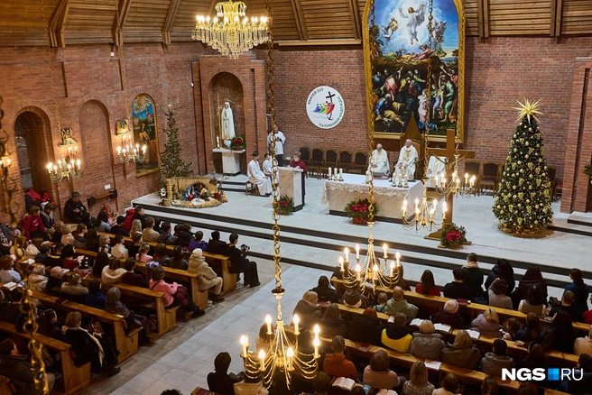 Новосибирские католики отметили Рождество — 20 кадров с торжественной ...