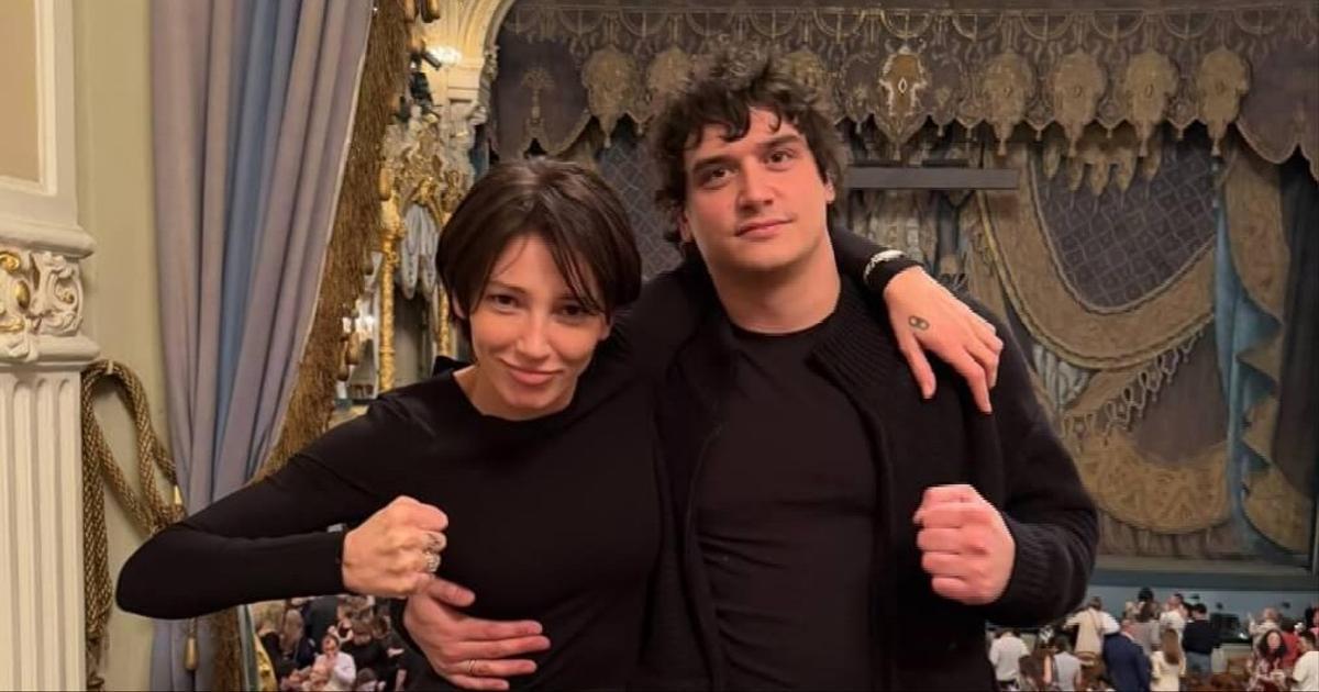 Забыла про укладку и мейк, сонная обнимает кота, лежит в коричневой воде: Настя Ивлеева глазами ...