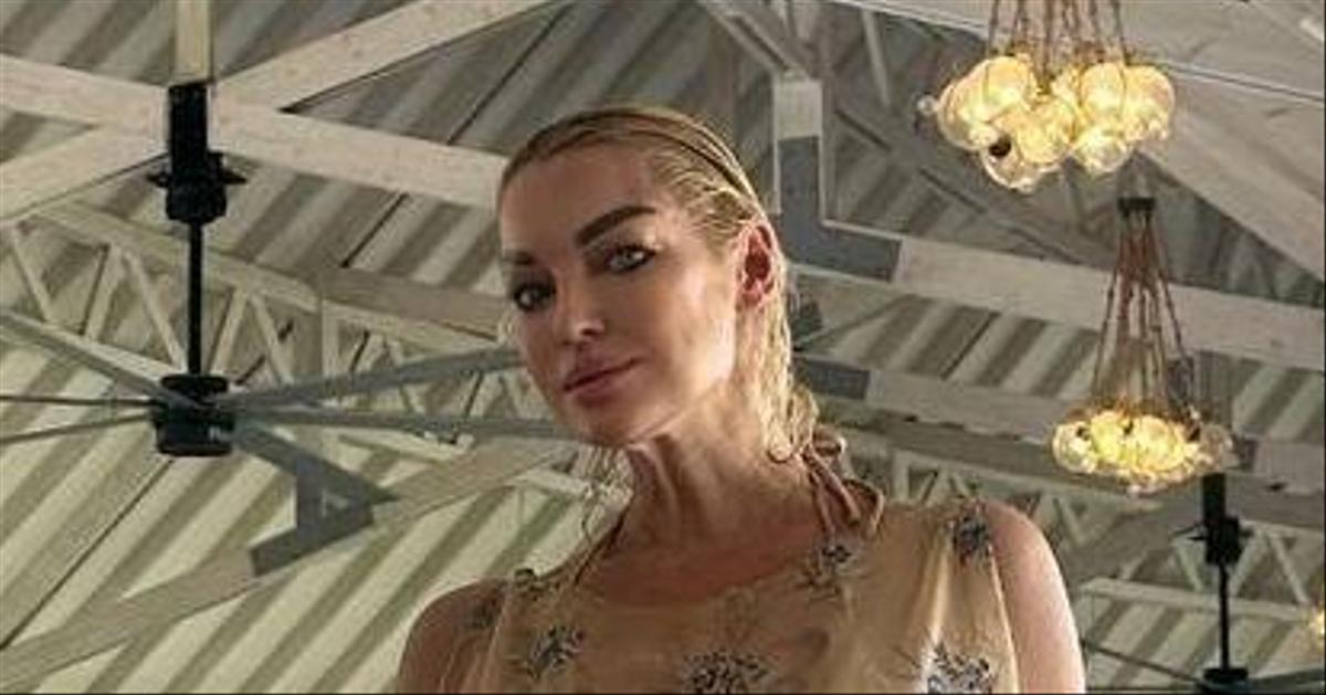 Анастасия Волочкова обнимается с Олегом Павлецовым на инвалидной коляске, который выманил у нее ...