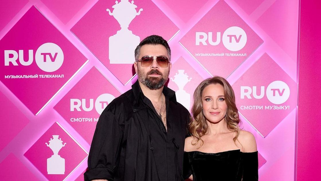 Чумаков нежно обнимает Ковальчук после скандала, одинокие Алсу и Нюша хвастают ногами: препати ...