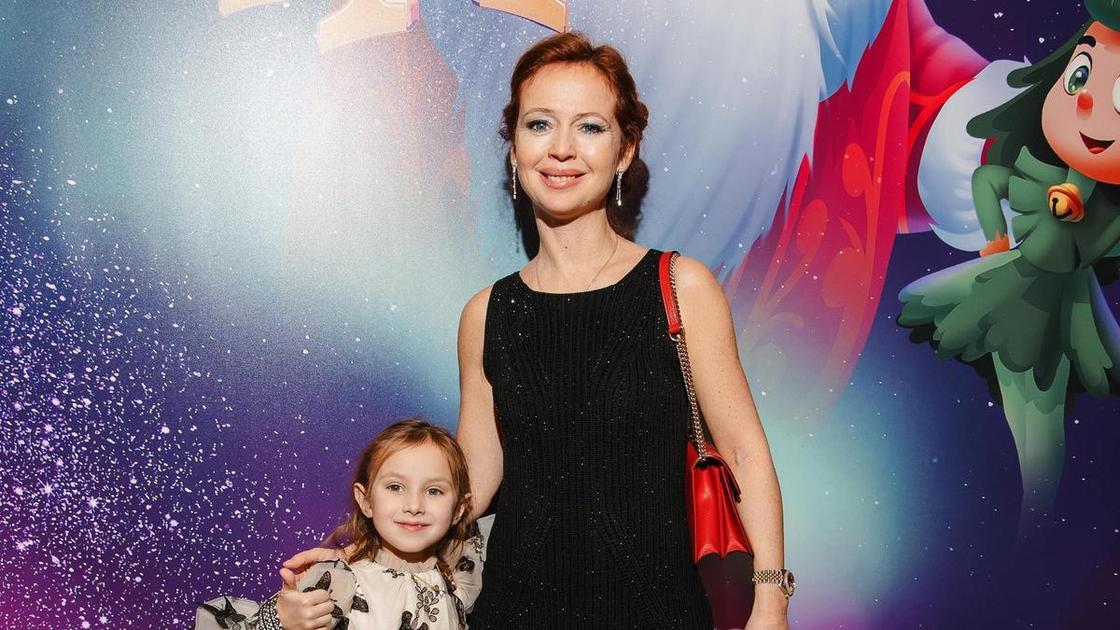 Елена Захарова впервые показала дочь, Асташенок пришел с 56-летней женой на шоу «Дедморозовка ...