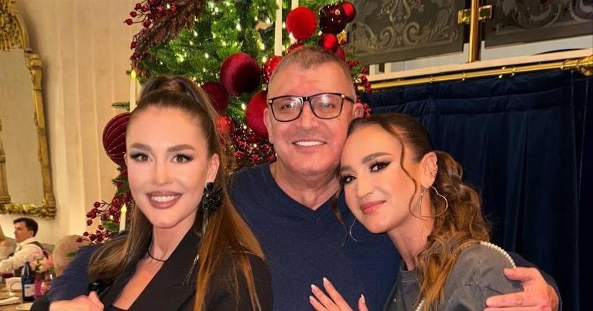 Ольга Бузова выносит торт и поет, а сестра Аня снимает на камеру счастливого папу, который ...