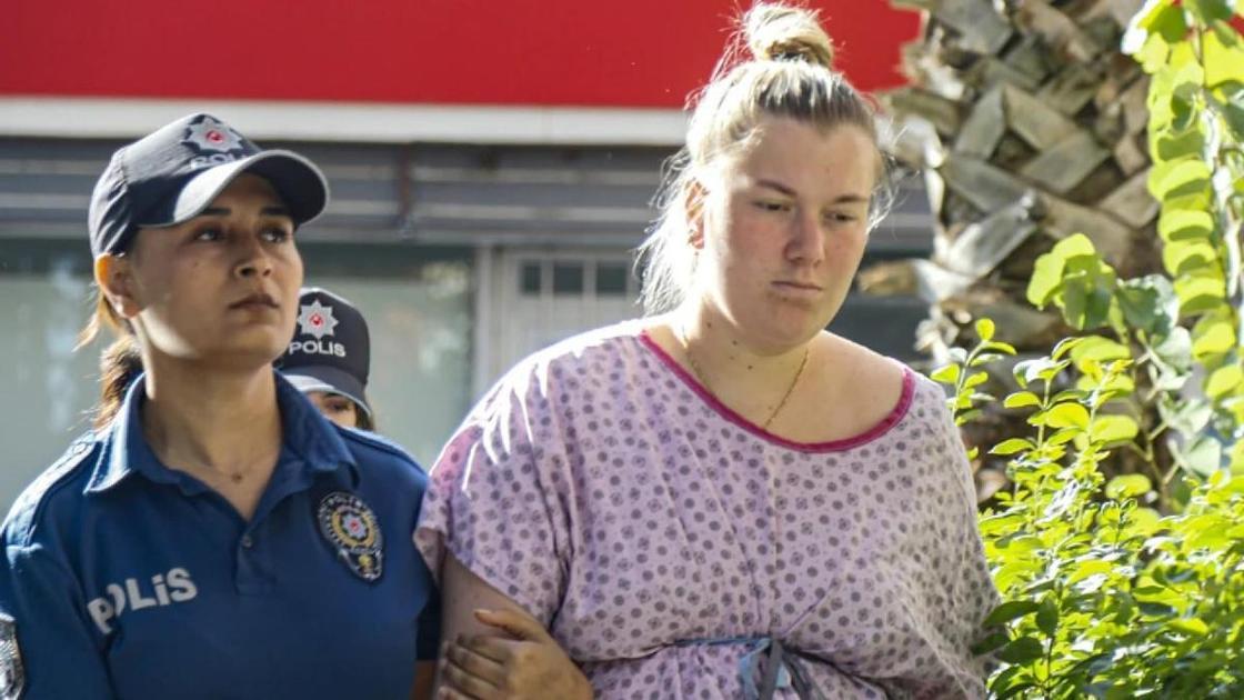 Екатерину Бурназкину, родившую дочь в аэропорту Турции и бросившую ее в туалете, приговорили к ...