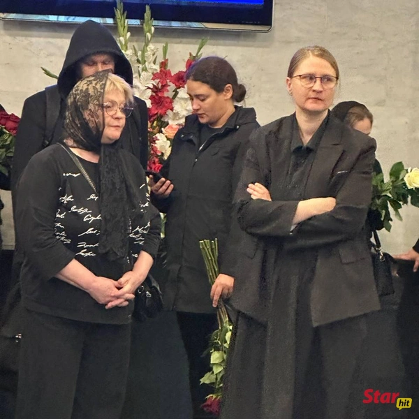 Сын мужественно держался, дочь обнимала сестренку, а жена казалась обессиленной: семья Попова ...