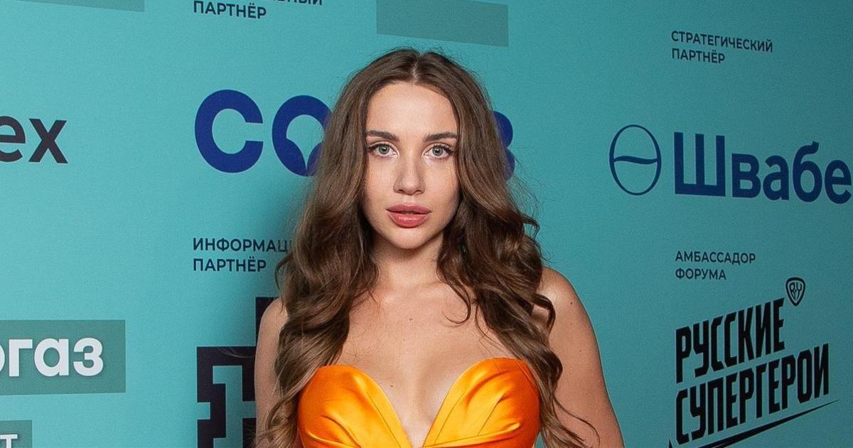 Греется на солнце в секси-купальнике с розами: Миа Бойка, устав от скандалов, улетела к океану ...